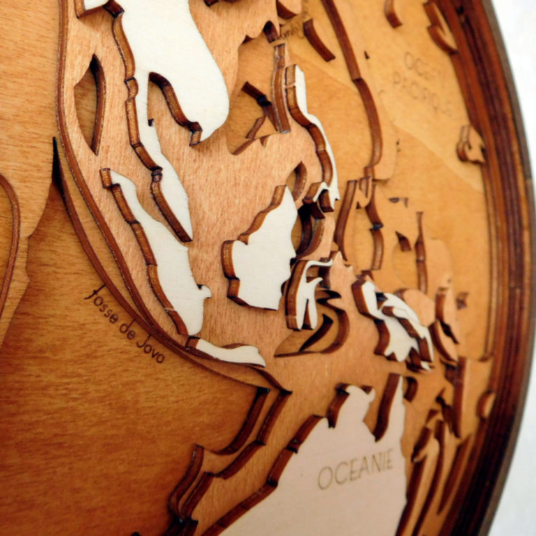 Carte du relief mondial en bois - relief sous-marin et terrestre - Altaluz